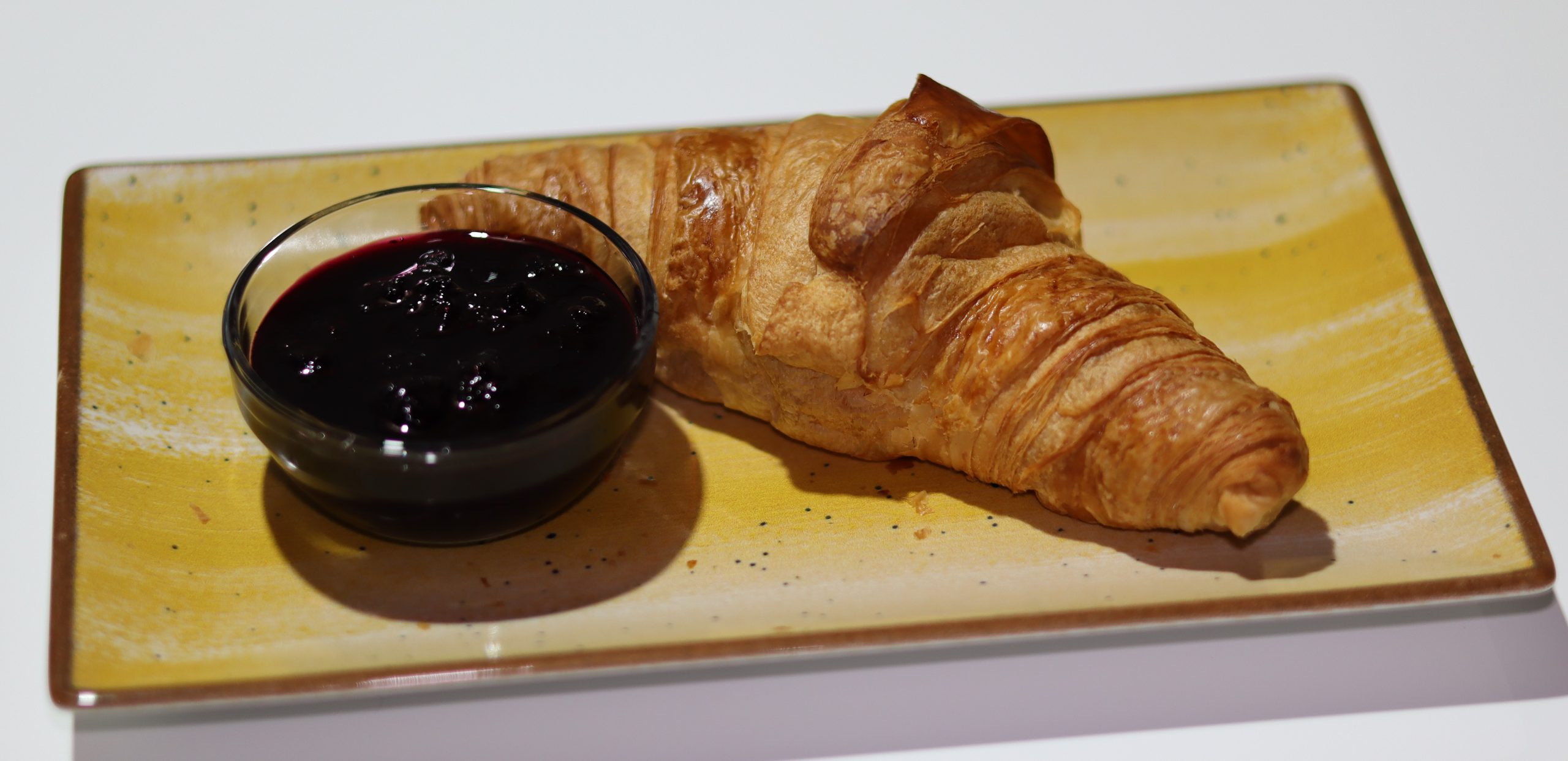 Croissant cu gem afine - Bistro Regalia